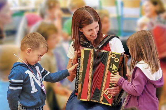 Schul- und Kindergartenprojekt: Tänze, Lieder sowie Sing- & Klatschspiele